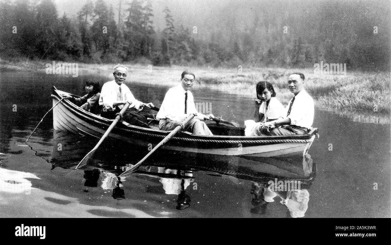 Chinese men and women rowing boat hi-res stock photography and images ...