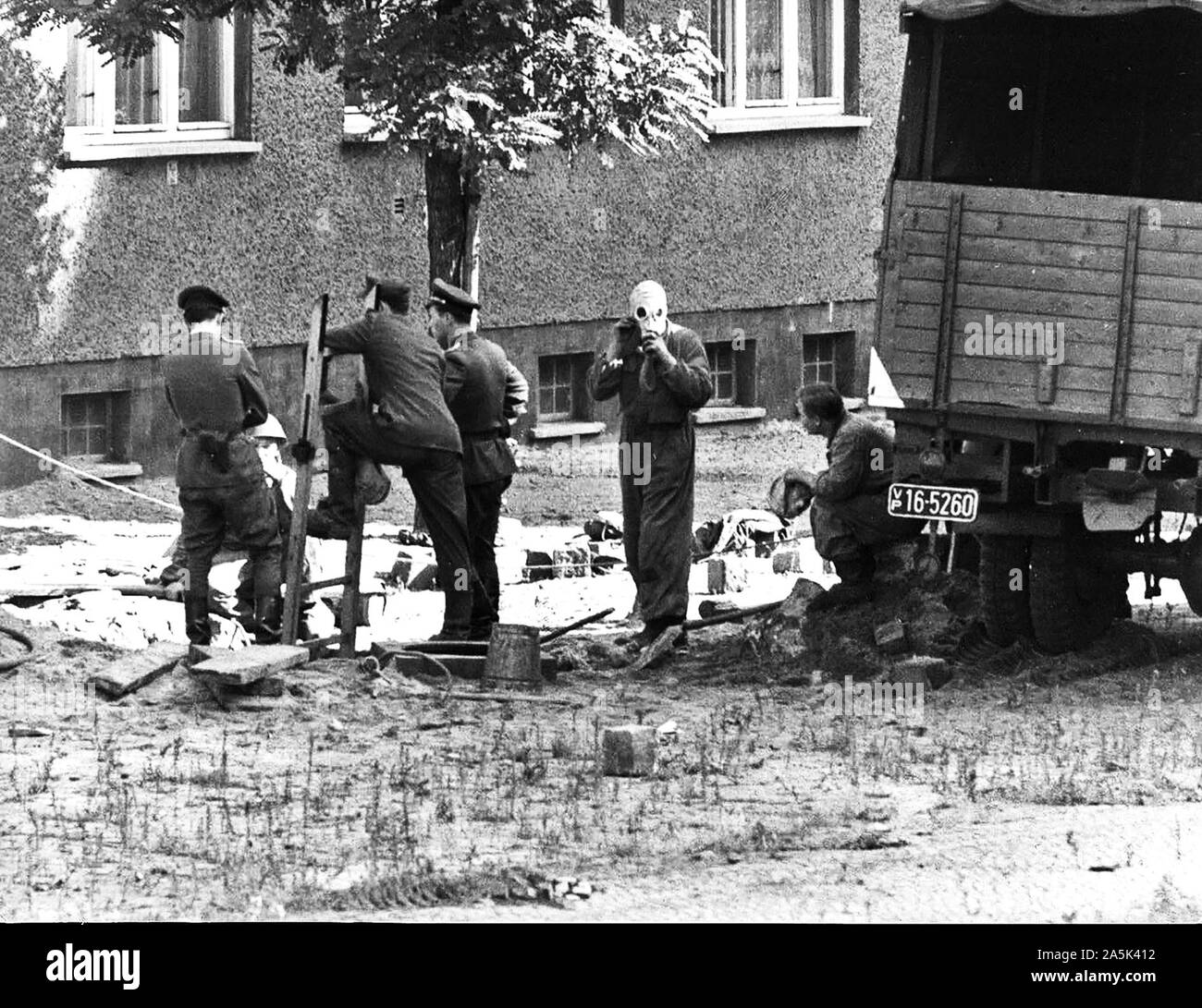 Berlin wall soldiers from east hi-res stock photography and images - Alamy