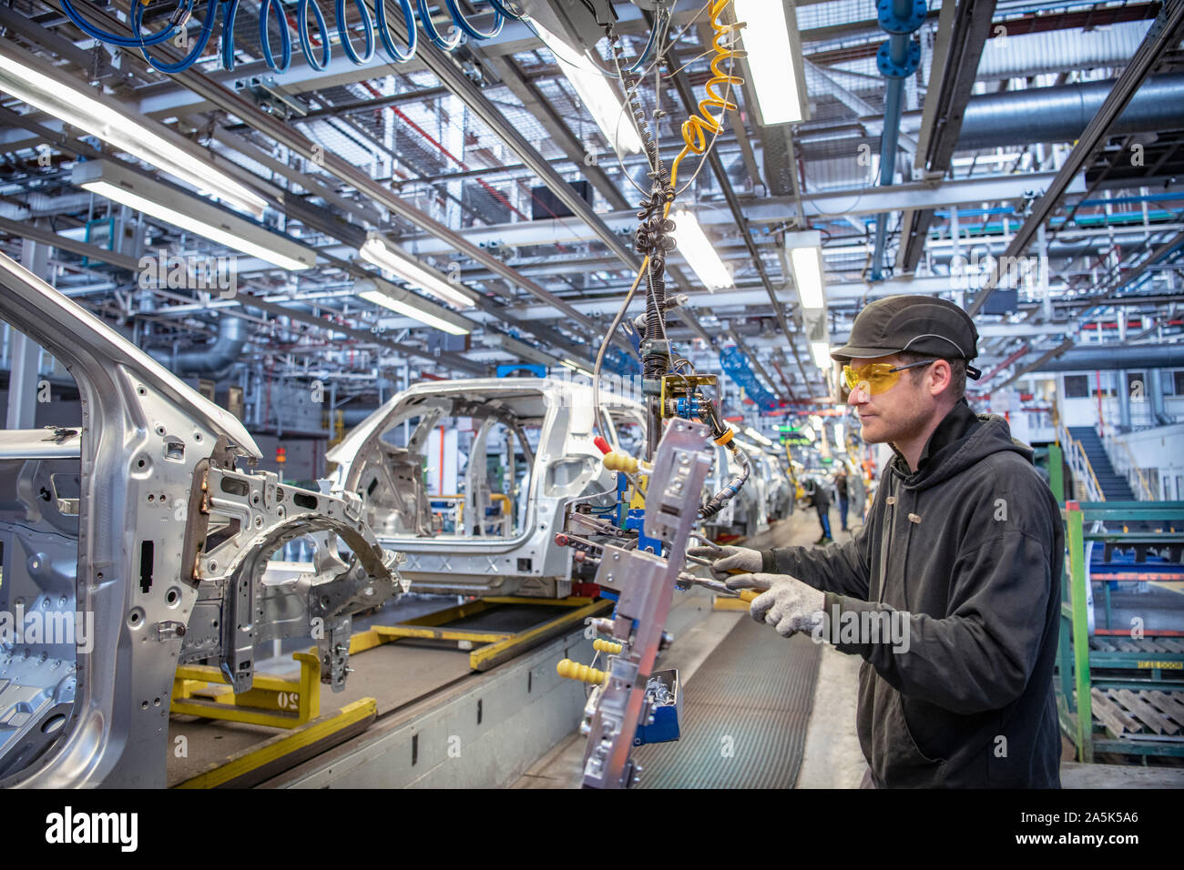 Car factory worker man hi-res stock photography and images - Alamy