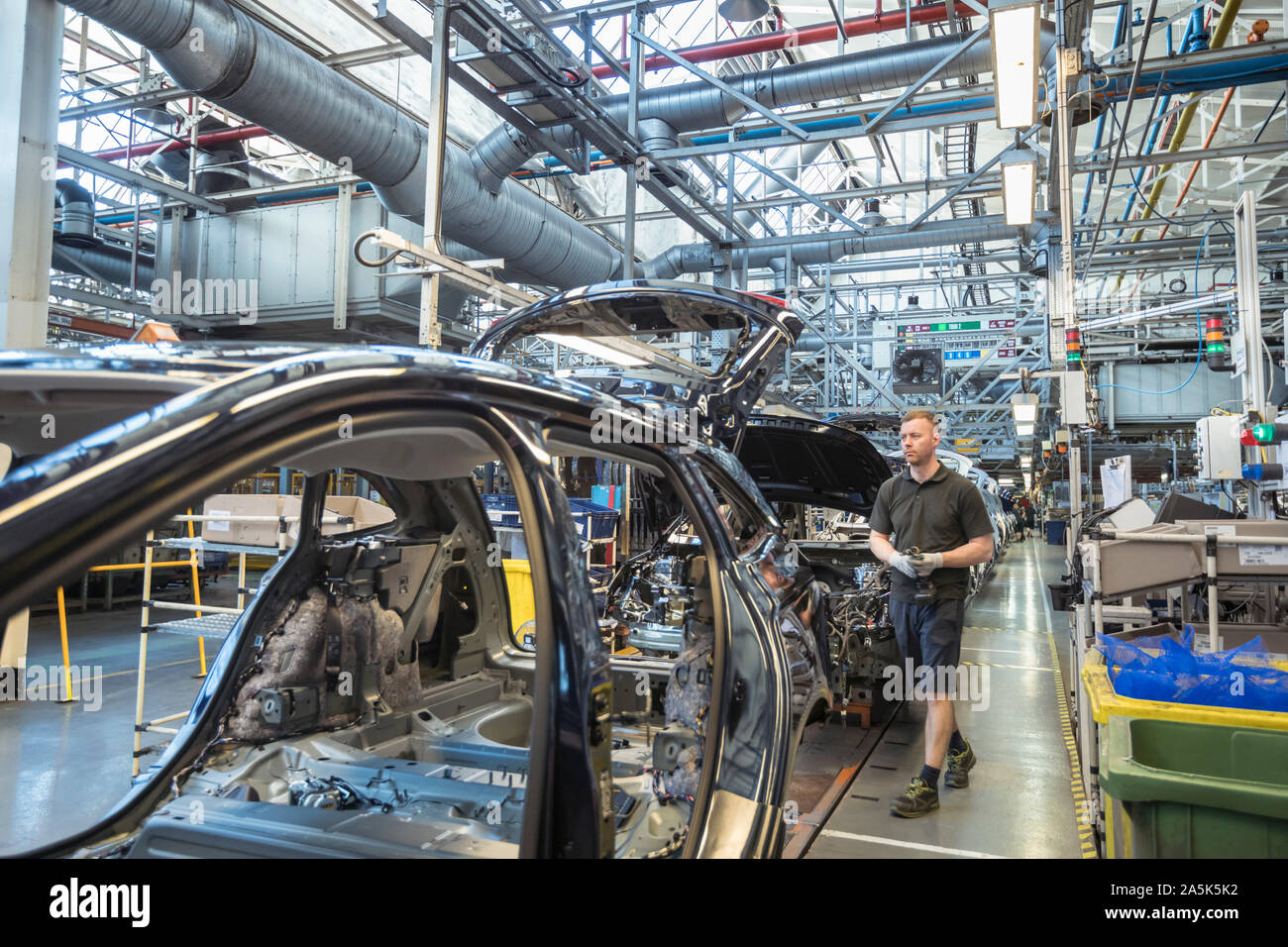 Worker factory car line hi-res stock photography and images - Alamy