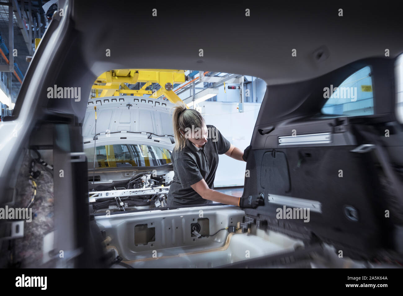 Worker factory car line hi-res stock photography and images - Alamy