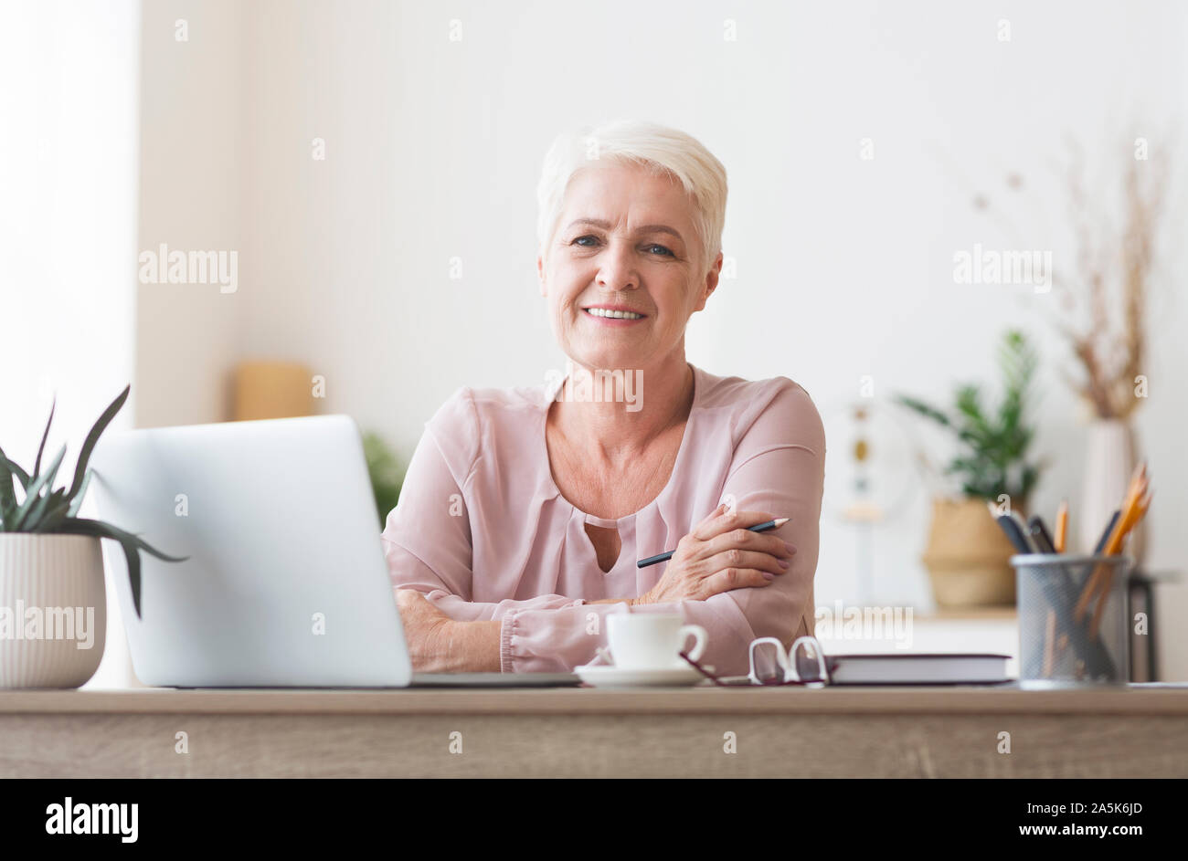 Old lady posing hi-res stock photography and images - Alamy