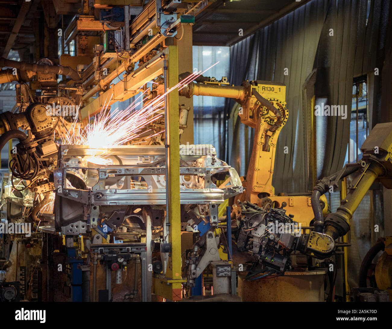 Car factory robot welding hi-res stock photography and images - Alamy
