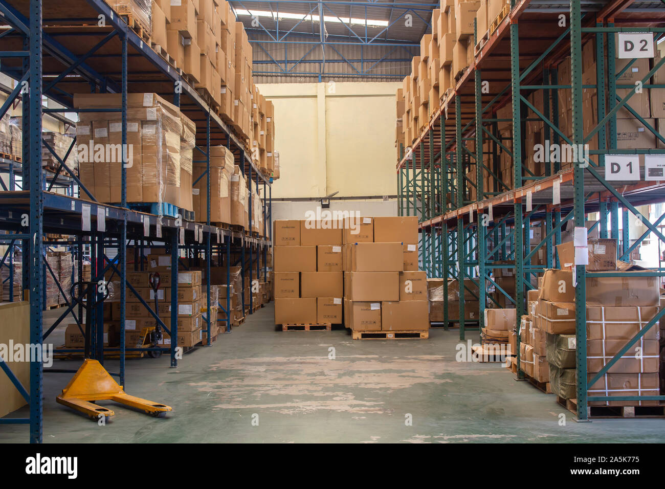 The rows of shelves with boxes in warehouse Stock Photo - Alamy