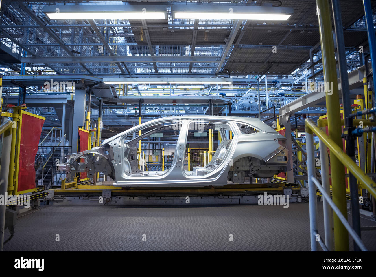 Car body in production hi-res stock photography and images - Alamy