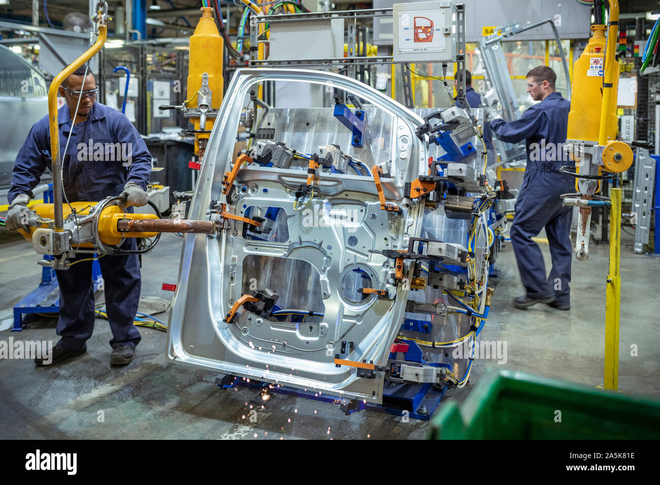 Car factory workers hi-res stock photography and images - Alamy