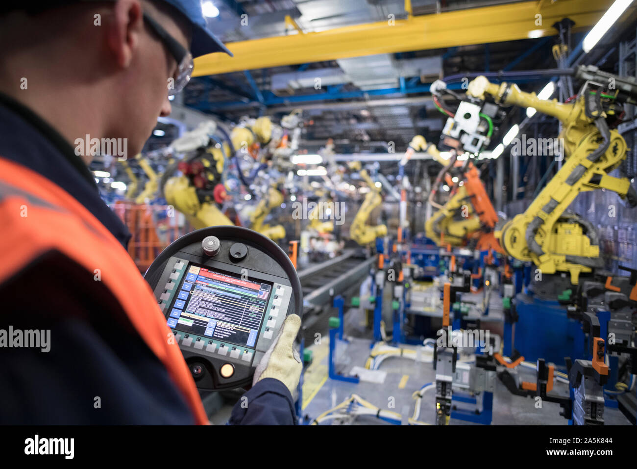 Robots building cars hi-res stock photography and images - Alamy