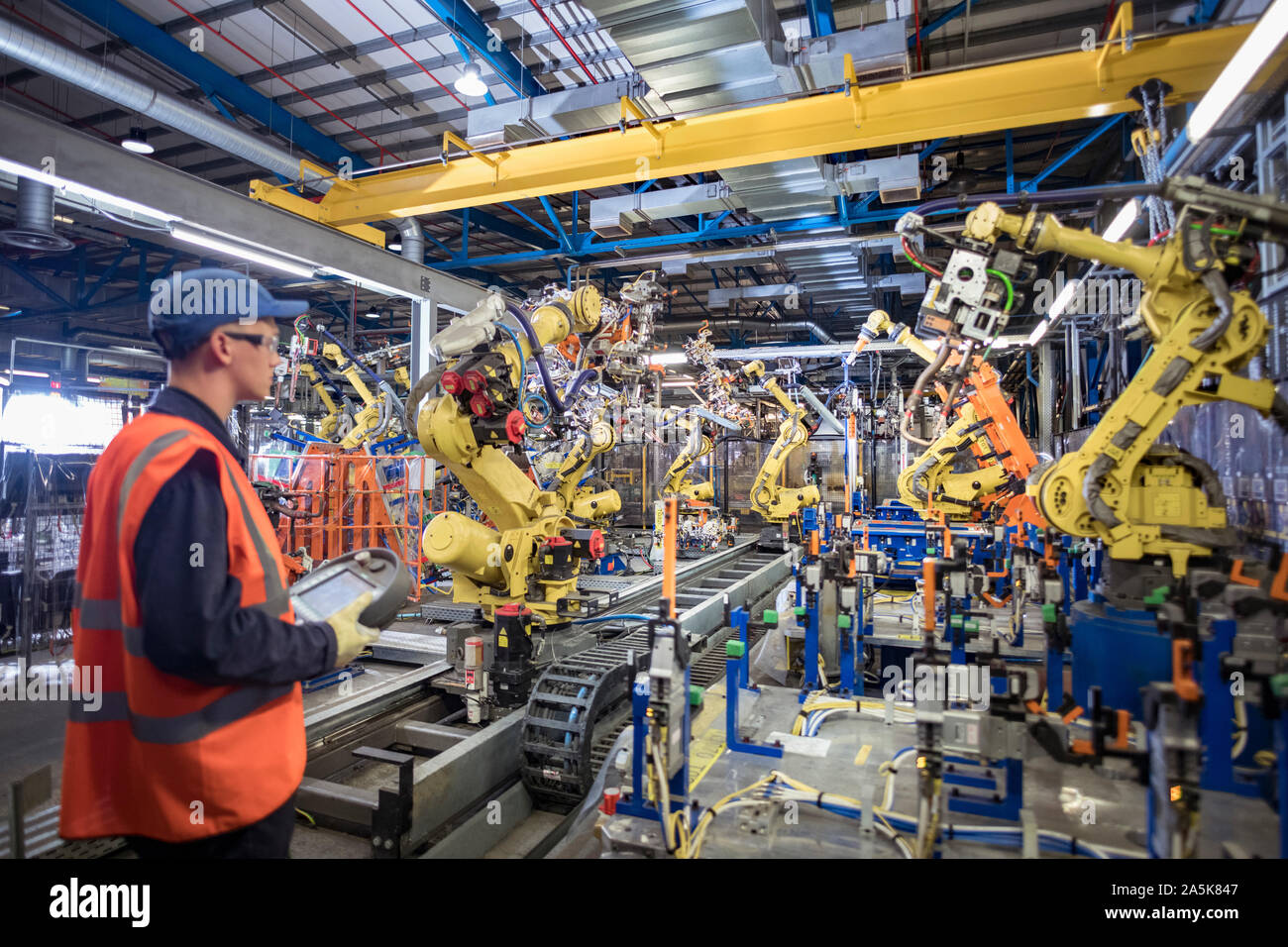 Robots building cars hi-res stock photography and images - Alamy