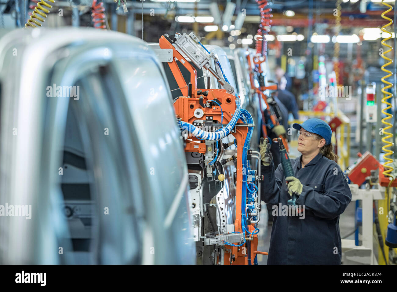 Motor cars women workers hi-res stock photography and images - Alamy