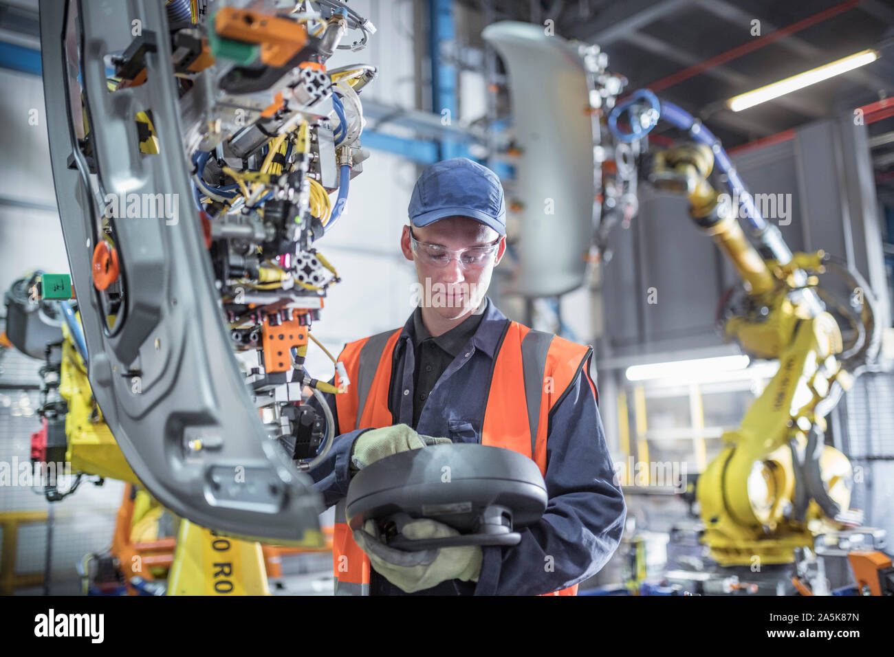Robots building cars hi-res stock photography and images - Alamy
