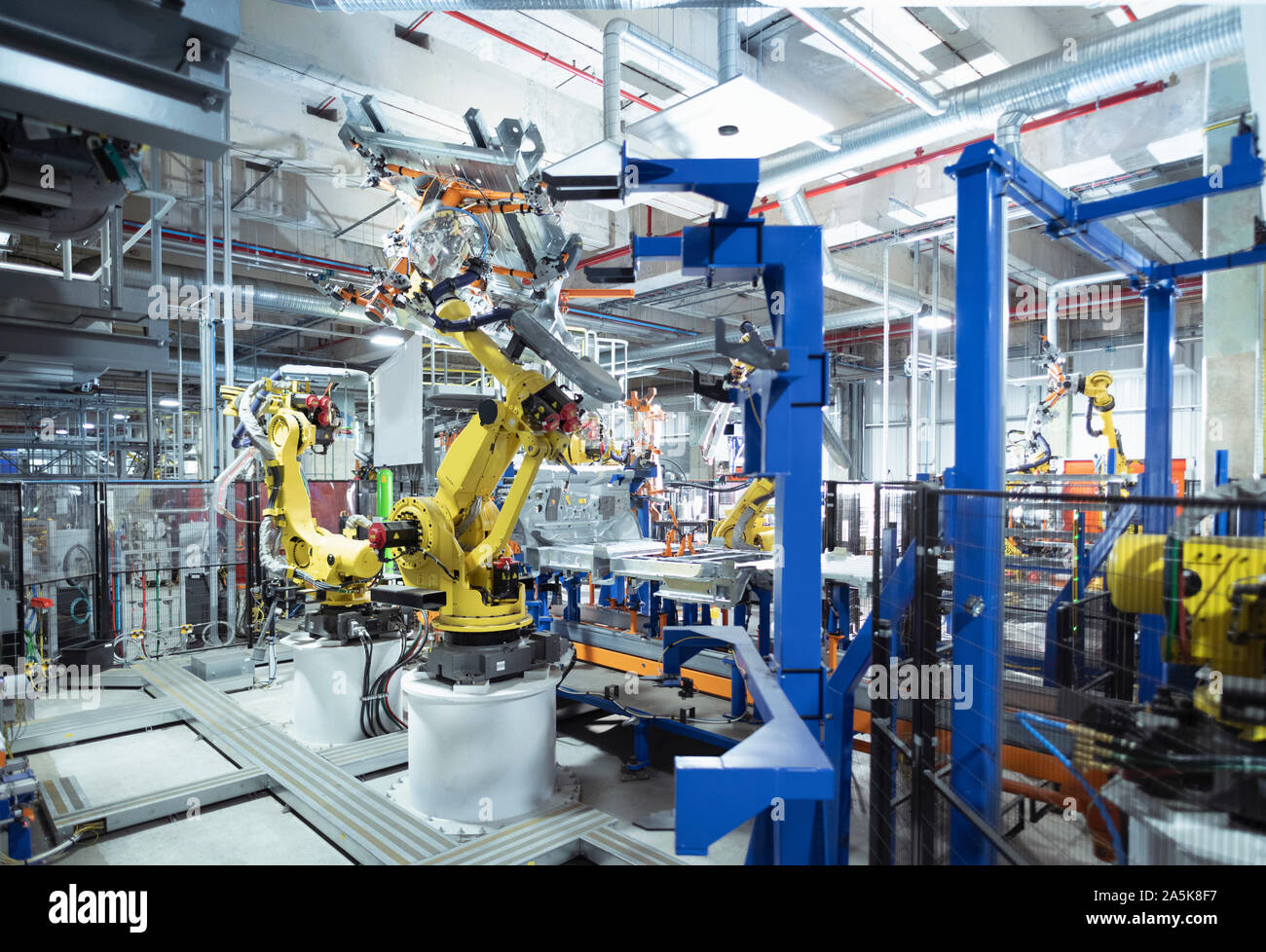 Car building robots hi-res stock photography and images - Alamy
