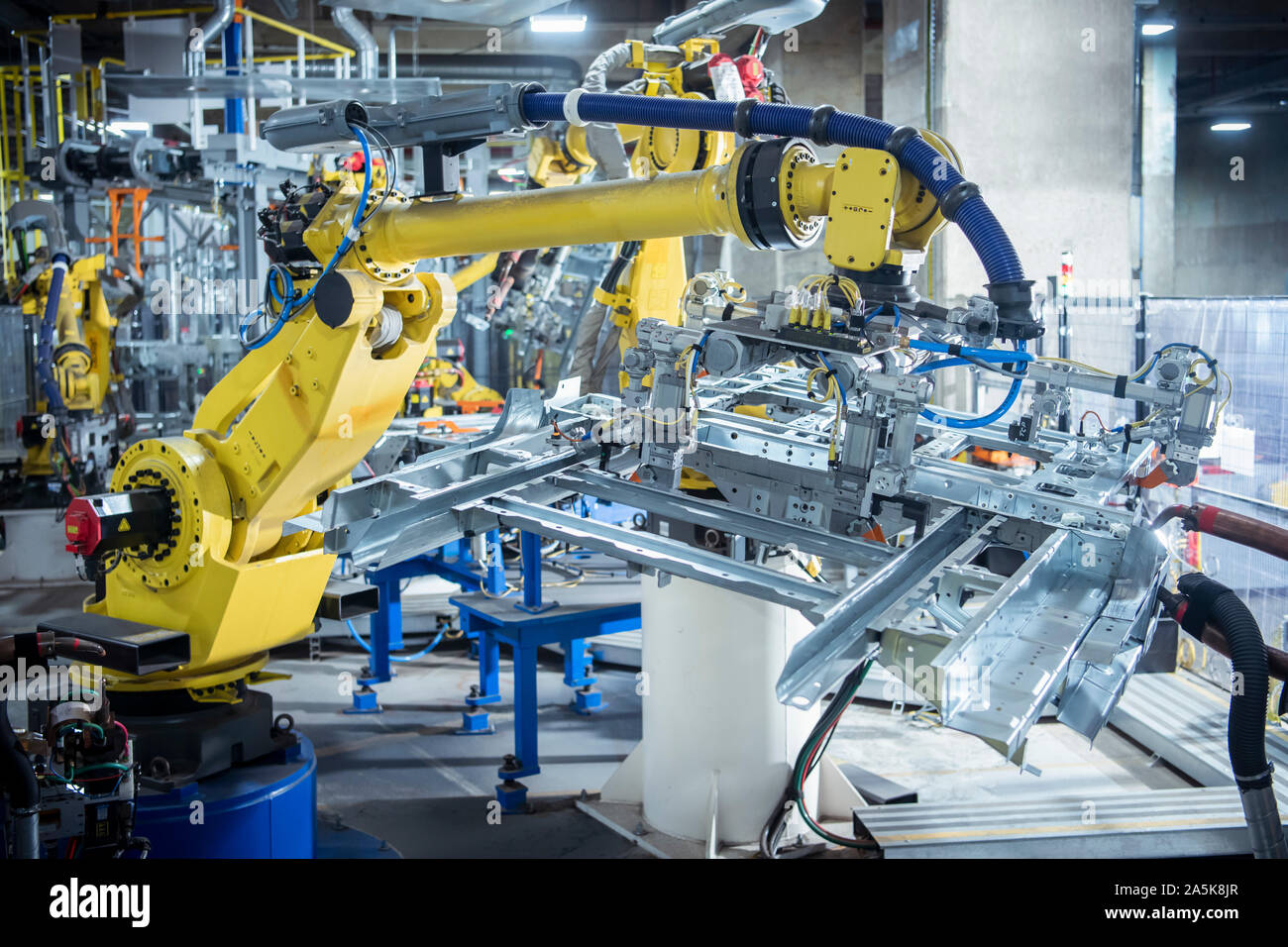 Robots building cars hi-res stock photography and images - Alamy