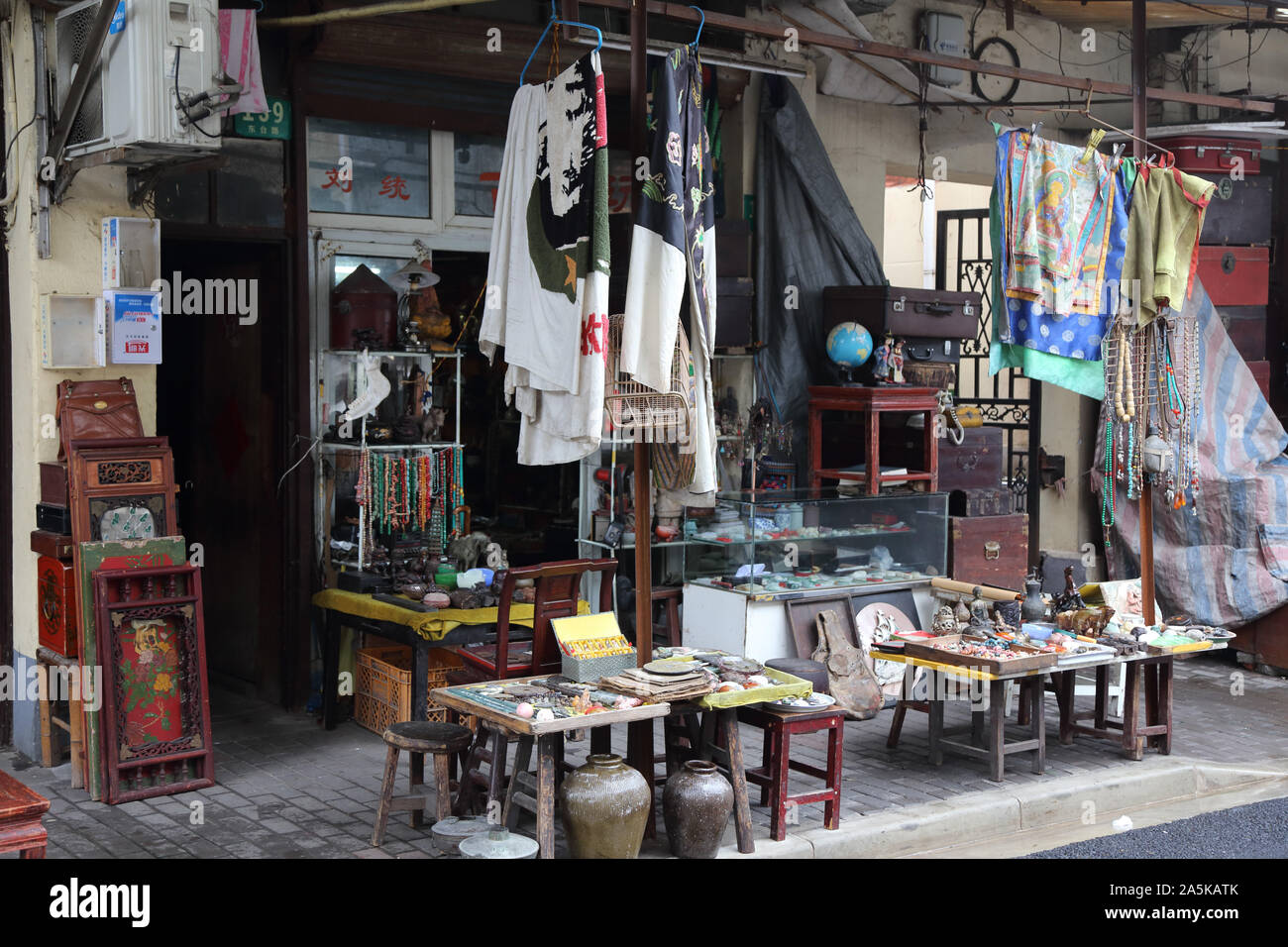 Dongtai road shanghai hi-res stock photography and images - Alamy