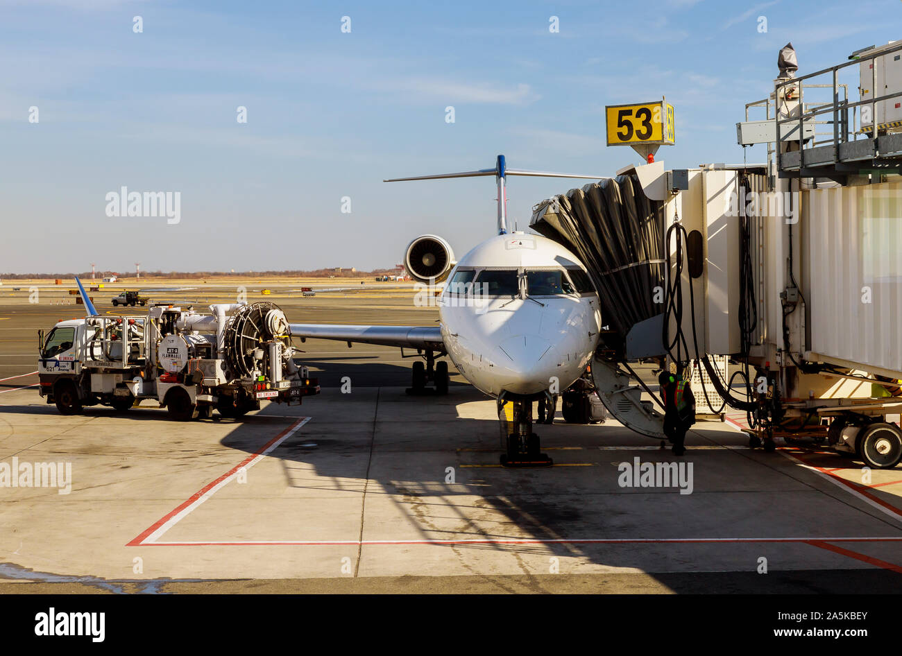 Delta airline planes at gates usa hi-res stock photography and images ...