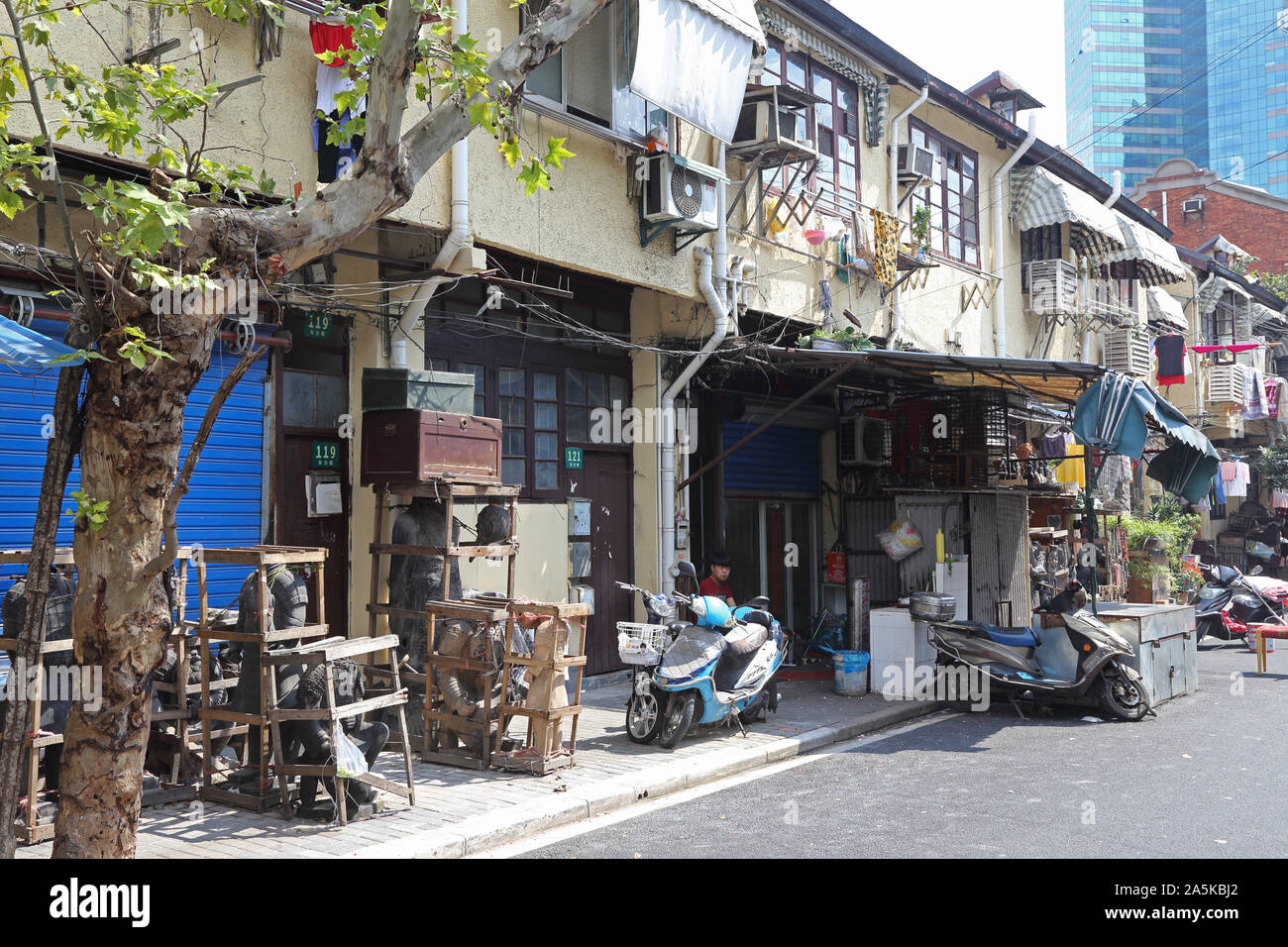 Dongtai road shanghai hi-res stock photography and images - Alamy