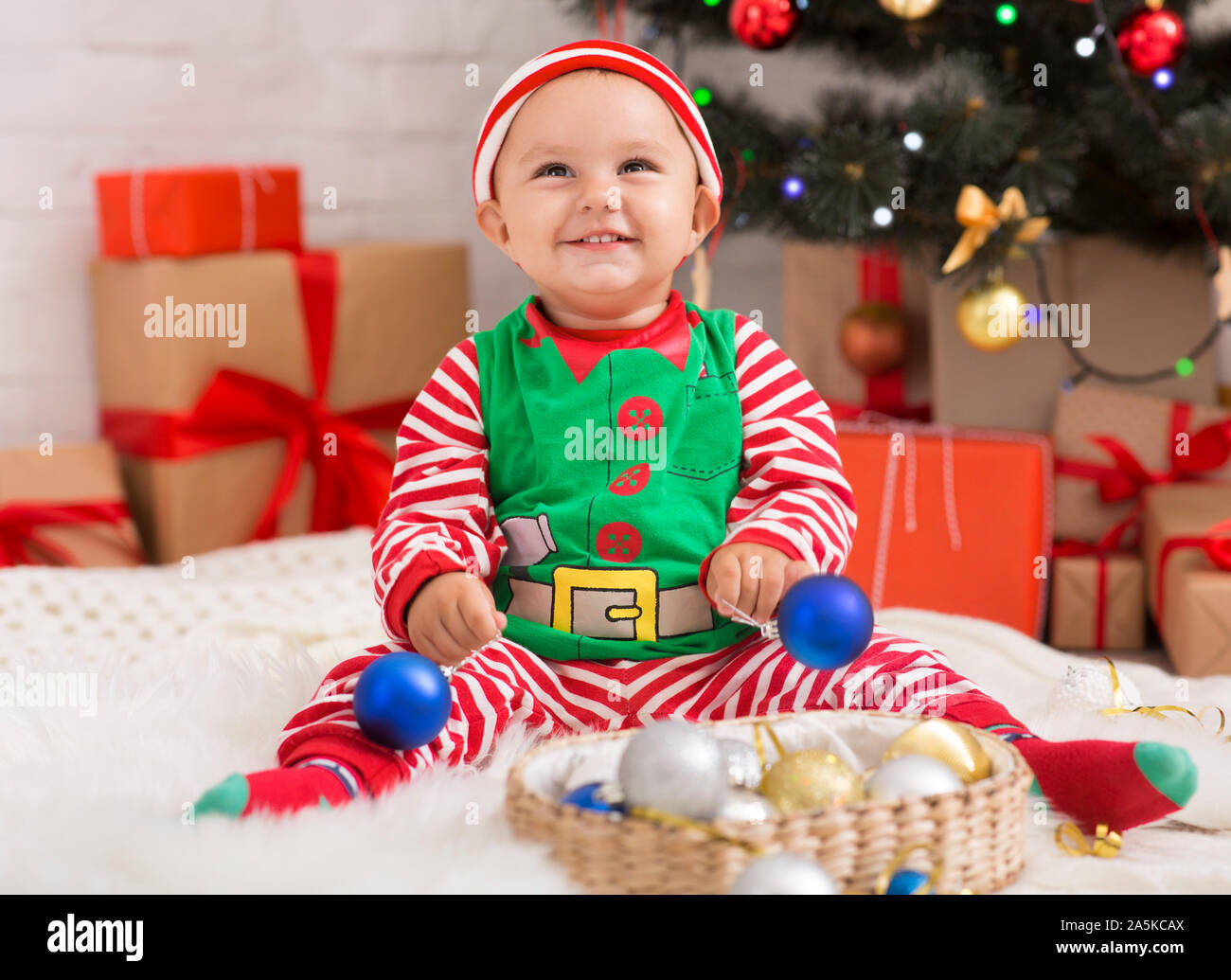 Newborn baby under tree hi-res stock photography and images - Alamy