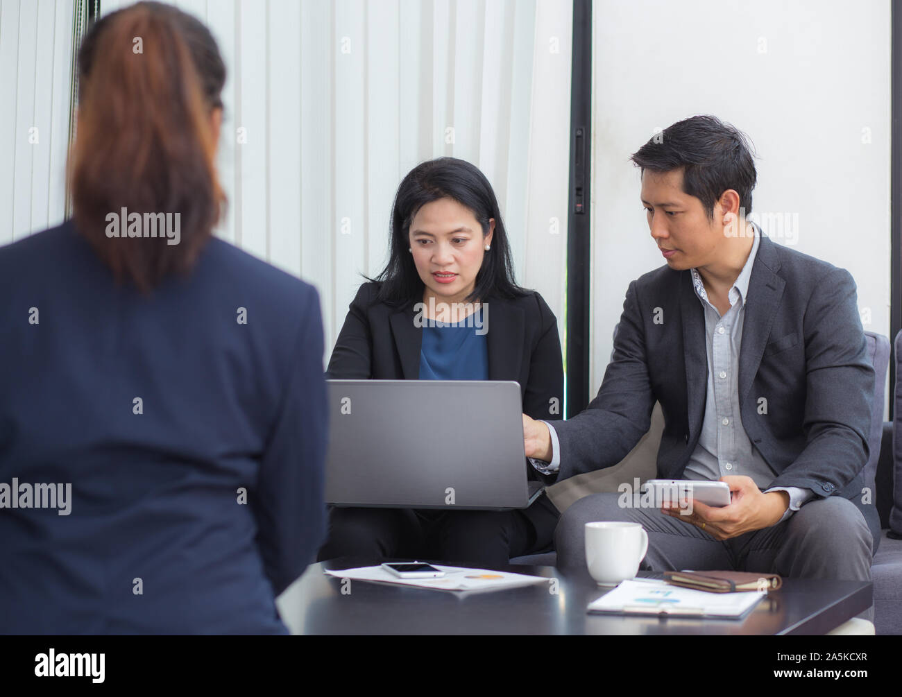 Team work around a table hi-res stock photography and images - Alamy