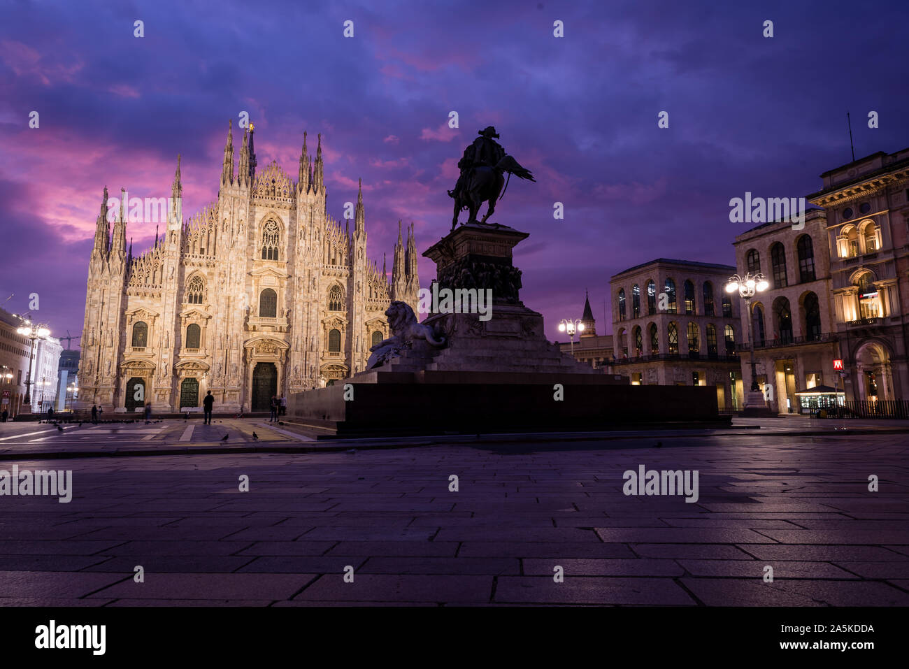 Sunrise at the Piazza Del Duomo, including the cathedral, Milan, Italy ...