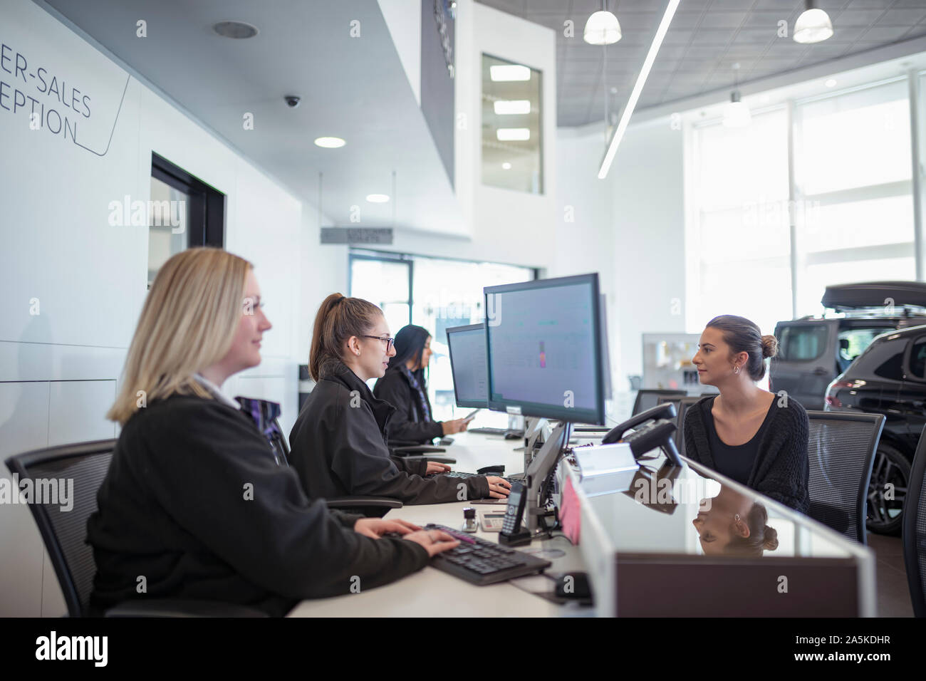 Customer help desk england hi-res stock photography and images - Alamy