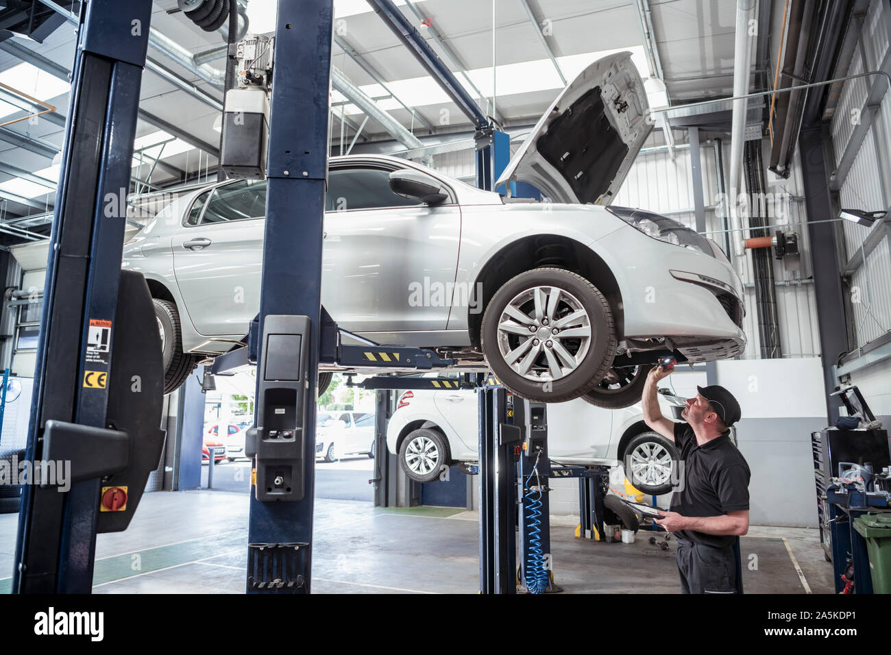 Auto mechanic ramp hi-res stock photography and images - Alamy