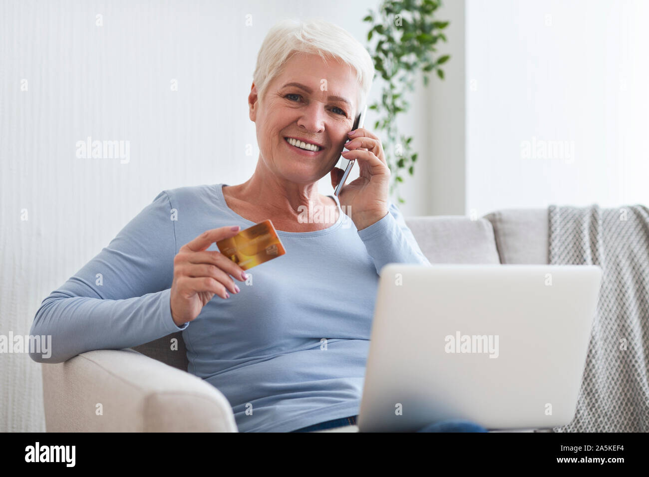 Female friends shopping home hi-res stock photography and images - Alamy