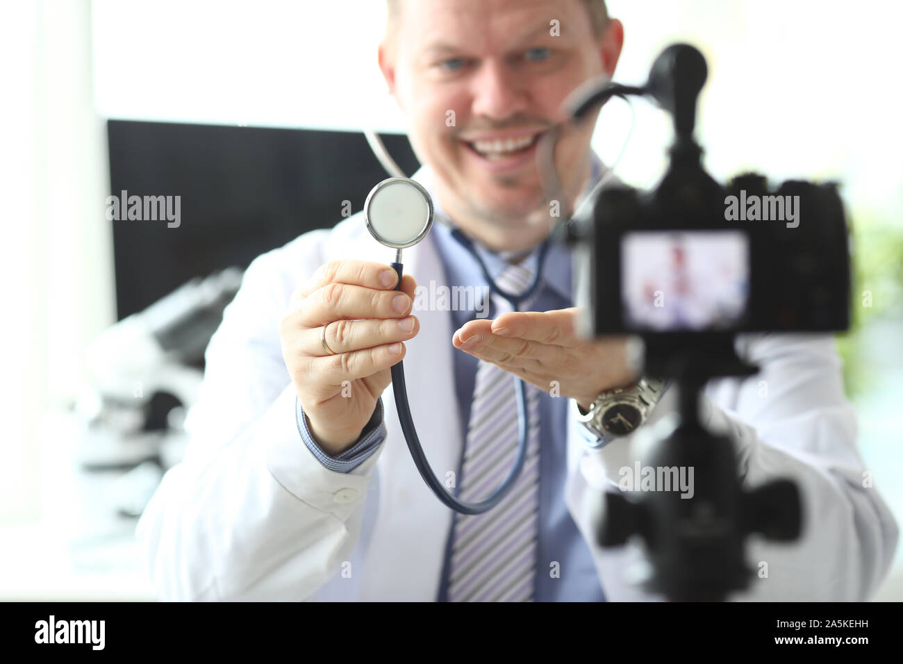 Important looking doctor hi-res stock photography and images - Alamy