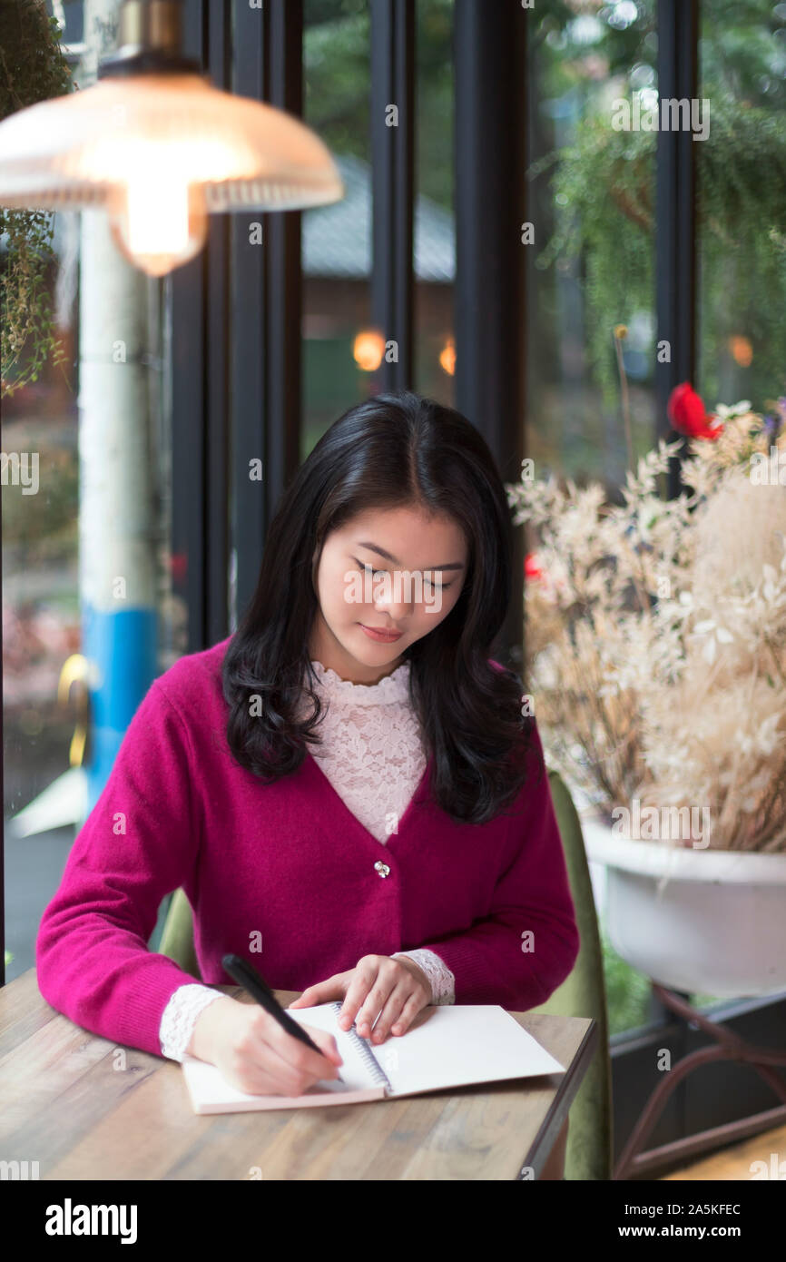 Woman long hair notepad hi-res stock photography and images - Alamy