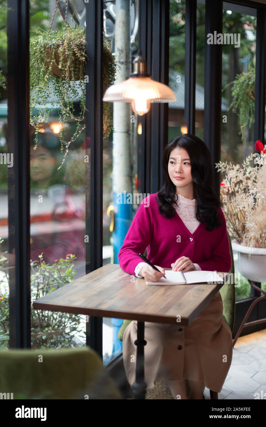 Woman long hair notepad hi-res stock photography and images - Alamy