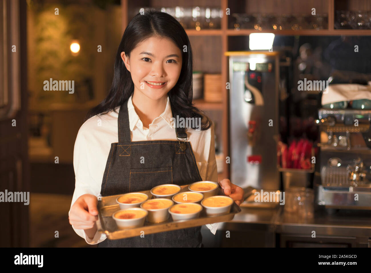Standing at the bar hi-res stock photography and images - Alamy