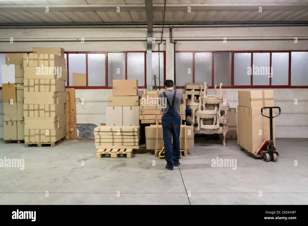 Lifting Pallet Stock Photos & Lifting Pallet Stock Images - Alamy