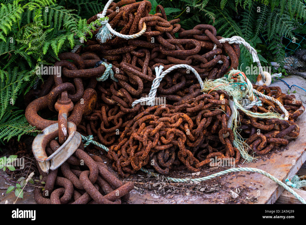 A pile of rusty chains and rope Stock Photo - Alamy