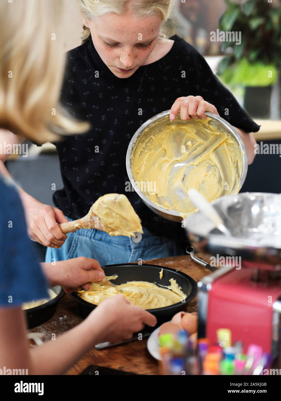 Child cake tin hi-res stock photography and images - Alamy