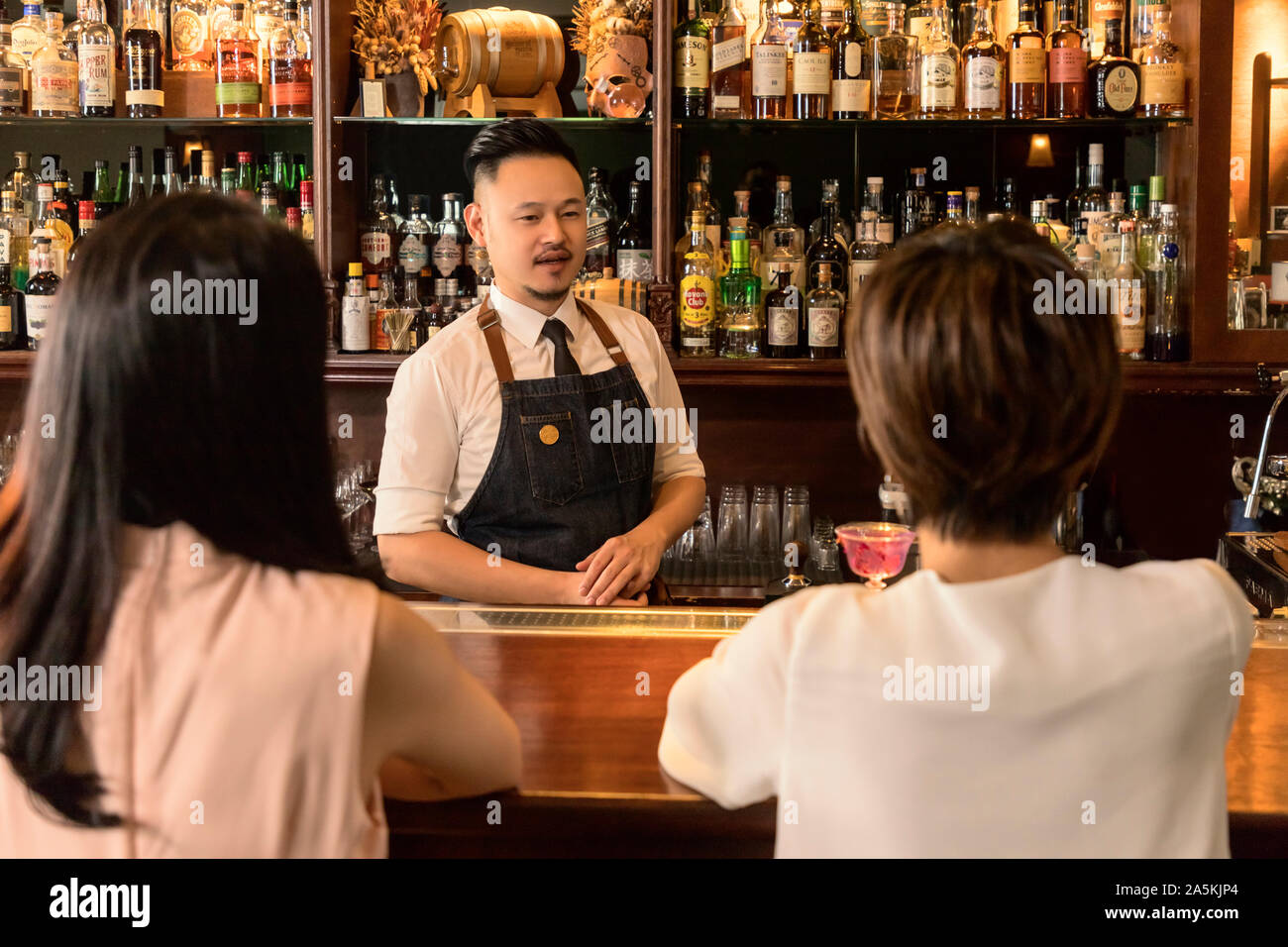 Young men at bar counter hi-res stock photography and images - Alamy