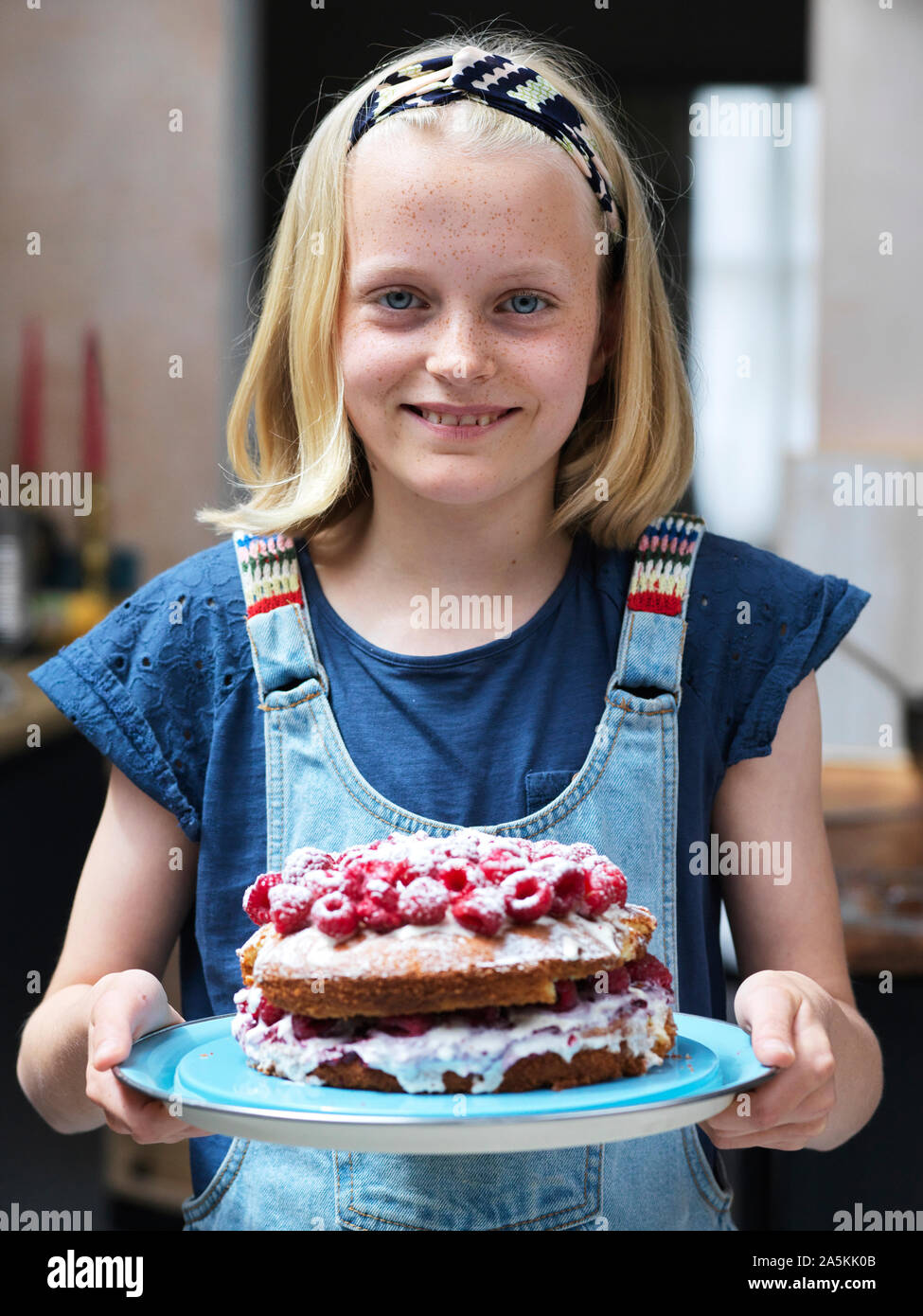 Holding a home made cake hi-res stock photography and images - Alamy