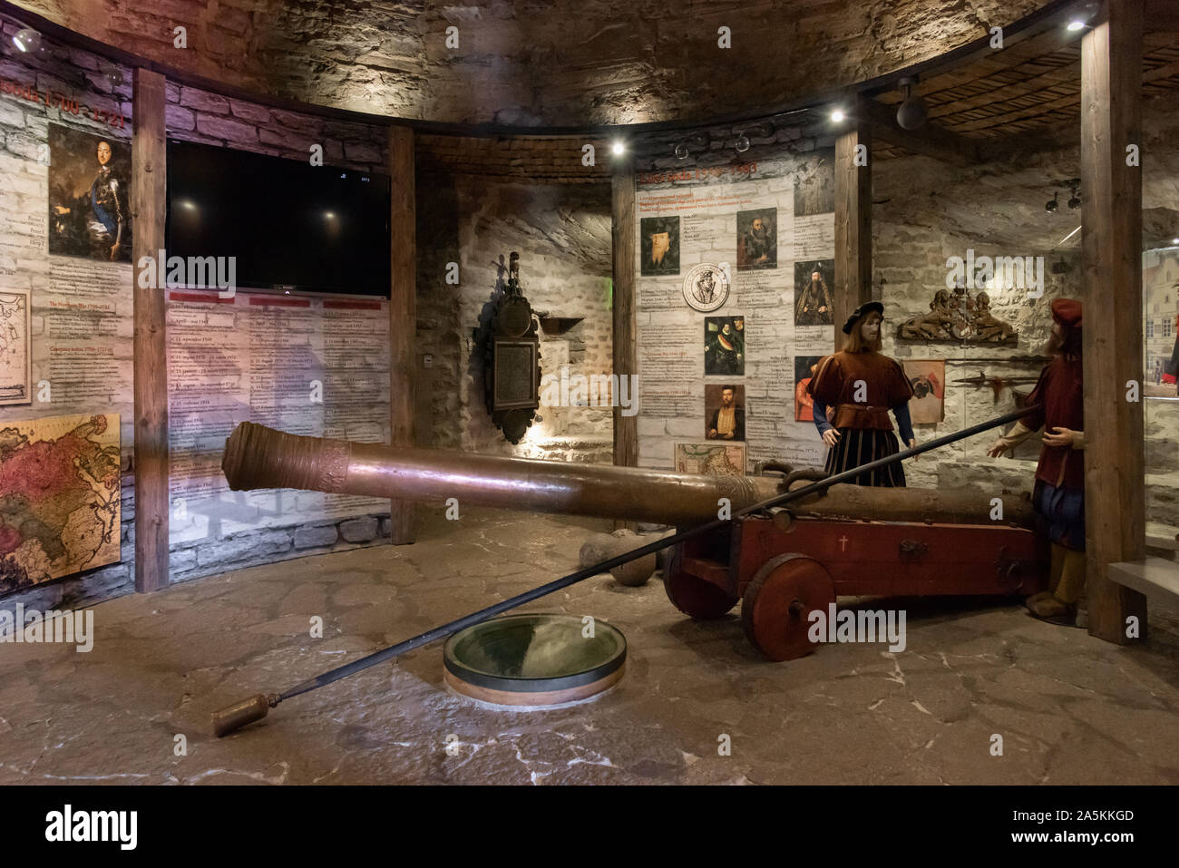 Lion Cannon & Soldiers Exhibit in Kiek in de Kök,Tallinn, Estonia Stock ...