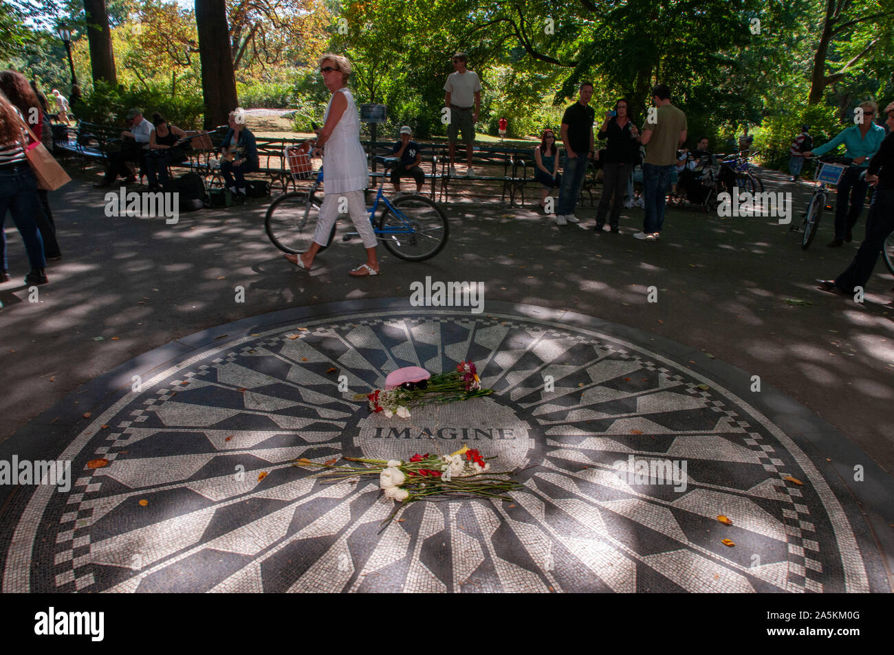 John lennon memorial in central hi-res stock photography and images - Alamy