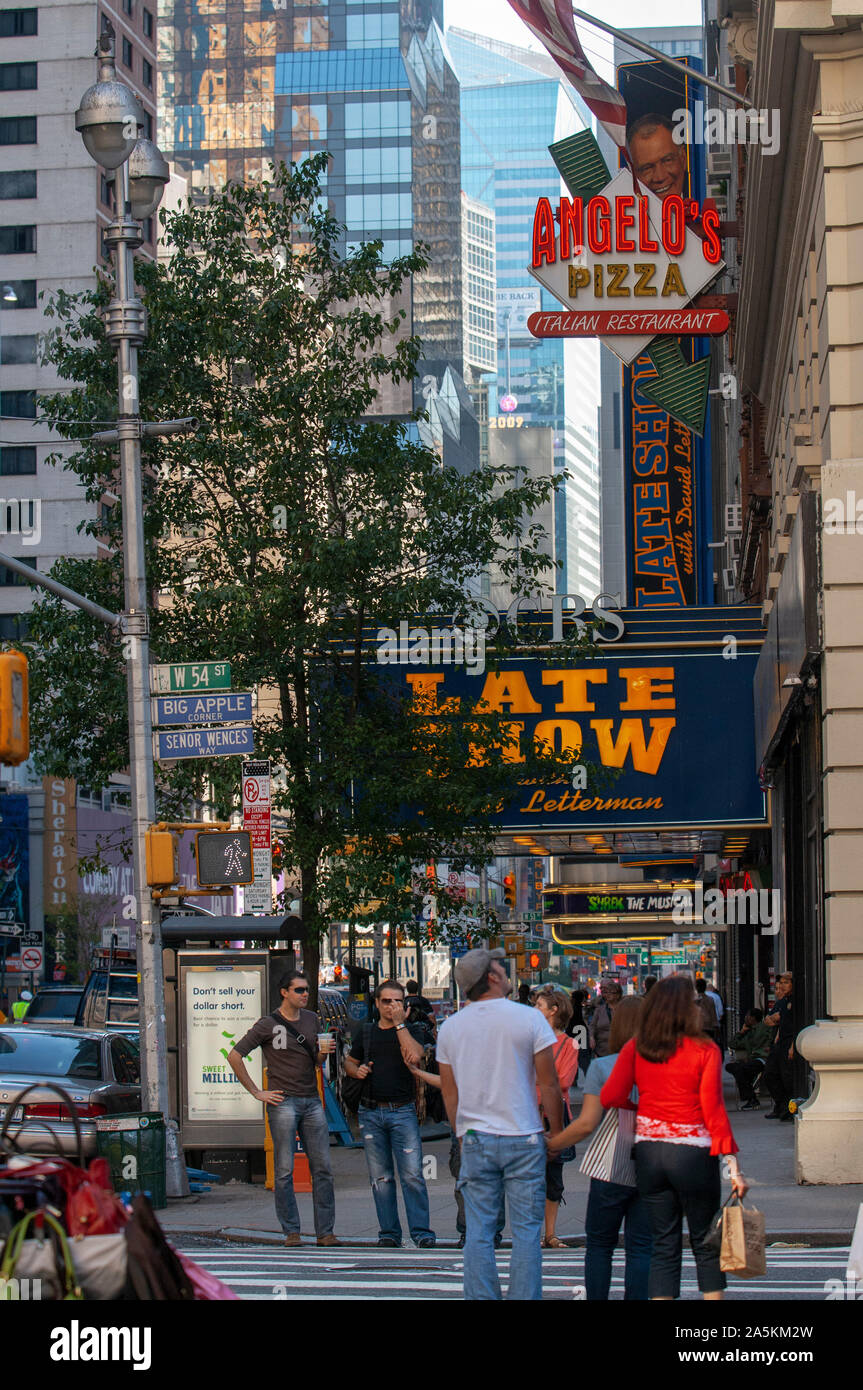 Streetlife, Midtown Manhattan, New York. Crossing streets in Midtown ...