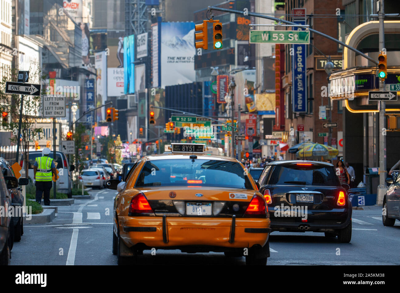 Streetlife, Midtown Manhattan, New York. Crossing streets in Midtown ...
