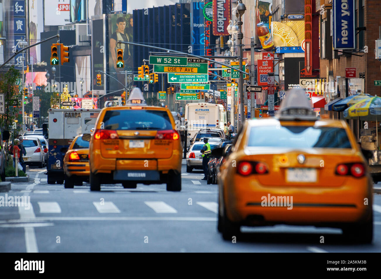 Streetlife, Midtown Manhattan, New York. Crossing streets in Midtown ...