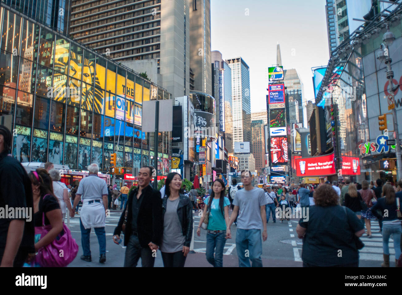 Busy times square hi-res stock photography and images - Alamy