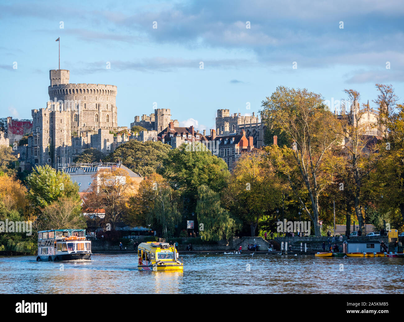 Windsor castle tour hi-res stock photography and images - Alamy