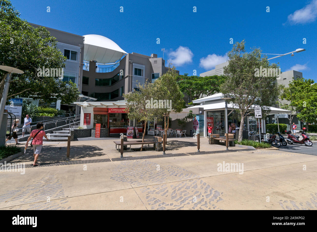 Hastings Street ( Main shopping street) in Noosa Heads on the Sunshine ...