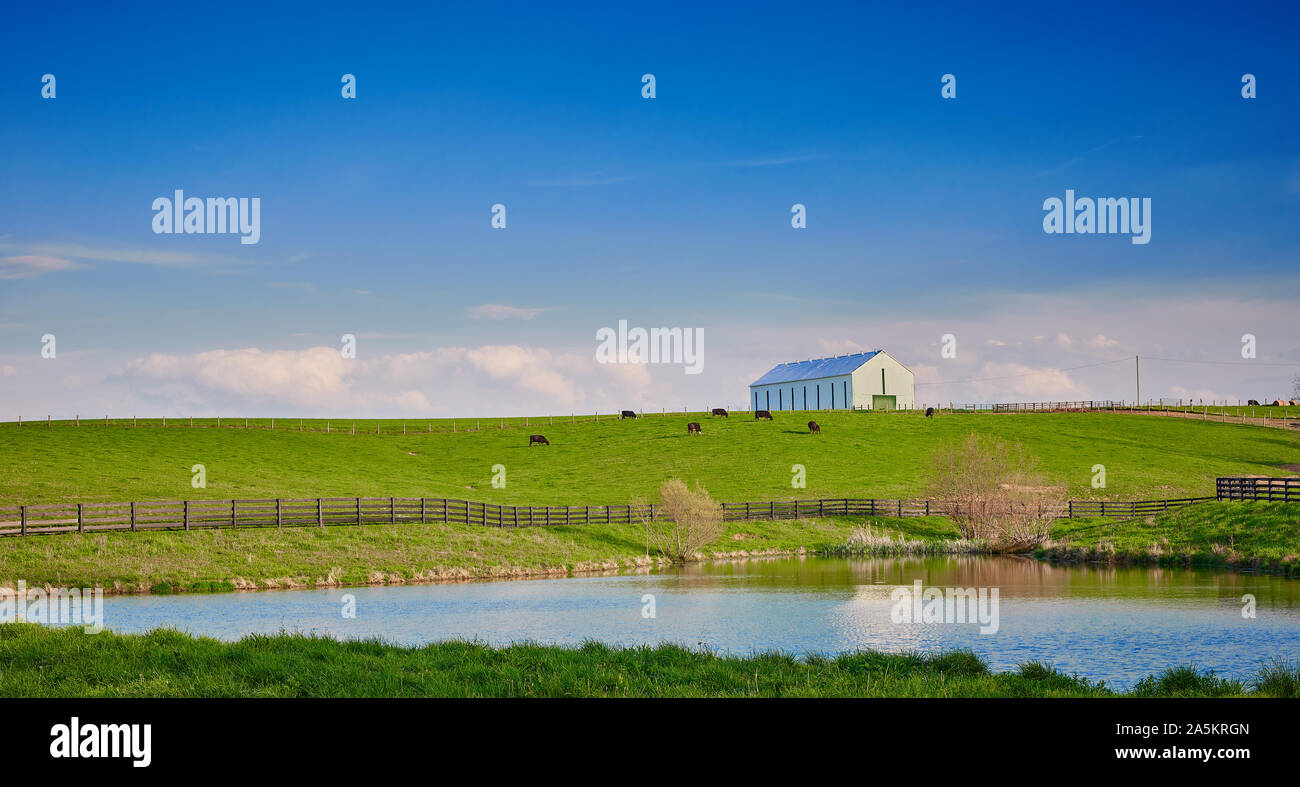 Barn on the hillside hi-res stock photography and images - Alamy
