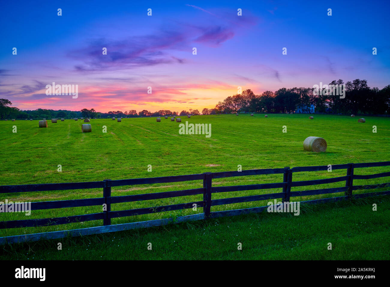 Hay bail sunset hi-res stock photography and images - Alamy