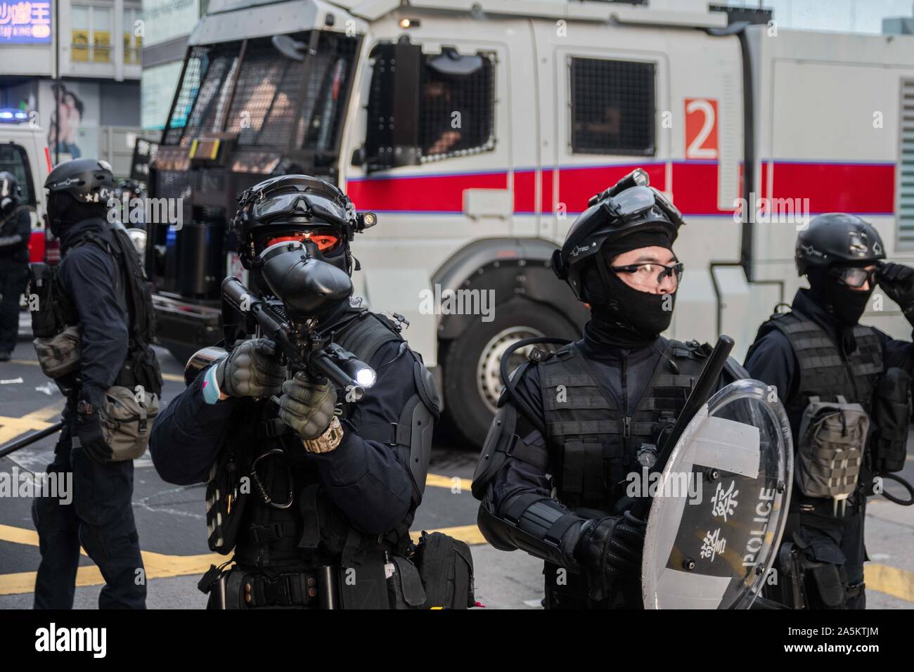 Hong Kong, China. 20th Oct, 2019. Riot police points rubber bullet gun ...