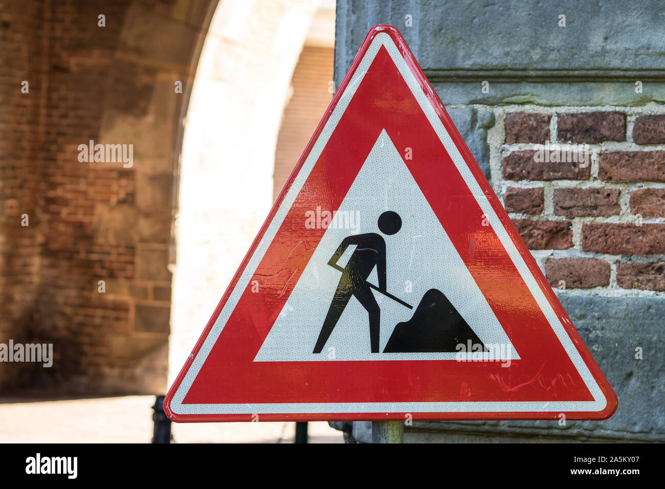 Under construction traffic sign in a city street Stock Photo - Alamy