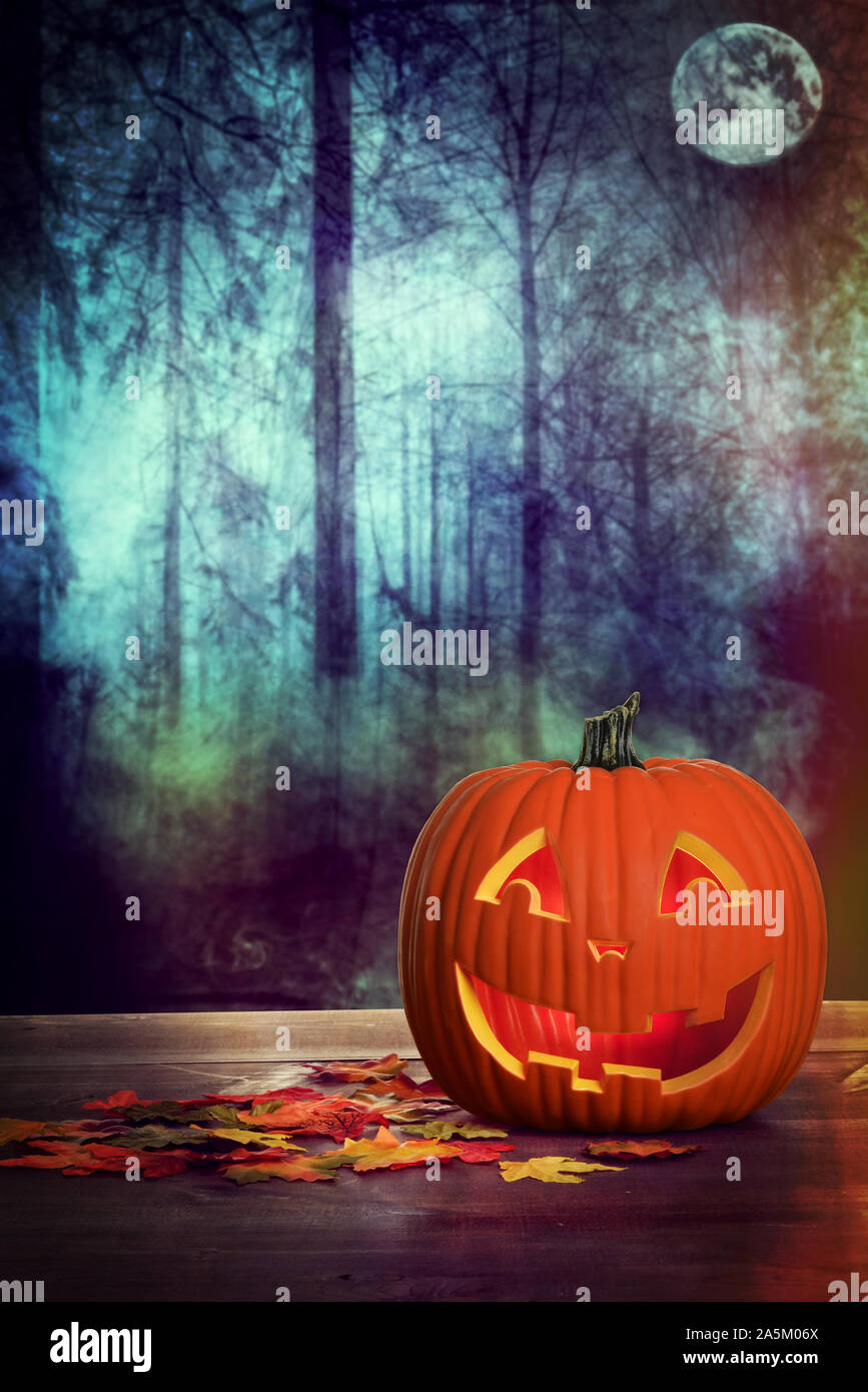 Eyes glowing in forest hi-res stock photography and images - Alamy