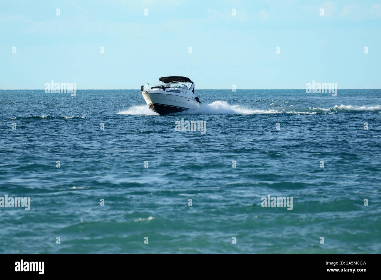 Speeding cruise boat hi-res stock photography and images - Alamy