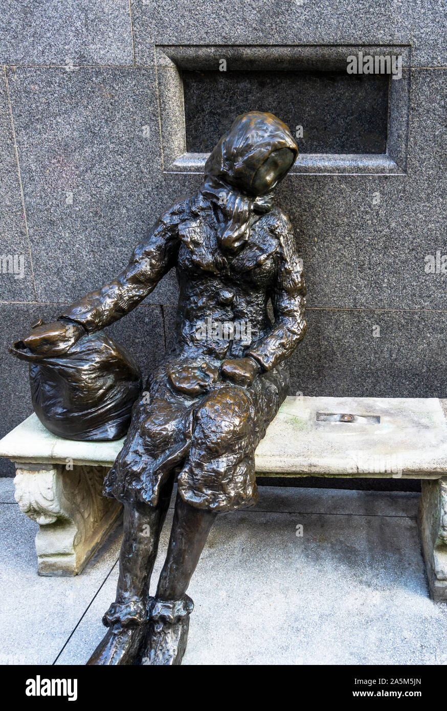 Tommy steele sculpture hi-res stock photography and images - Alamy