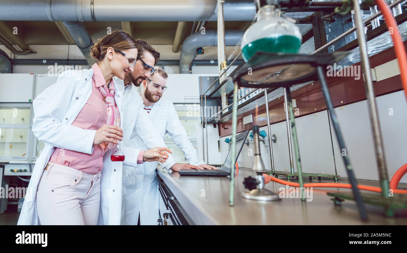 Analytical research lab sample hi-res stock photography and images - Alamy